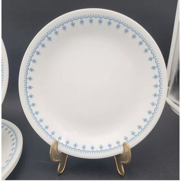 Corelle | Dining | 7 Vintage Corelle By Corning Blue Snowflake Garland ...